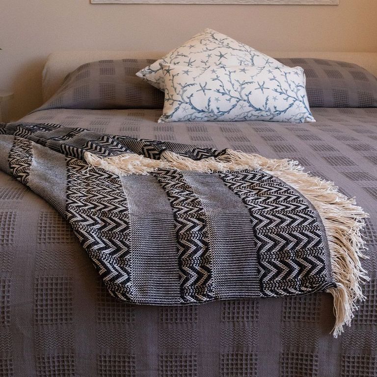 Manta Throw Antonieta Crema Negro 130x180cm Fatelares FATELARES ...