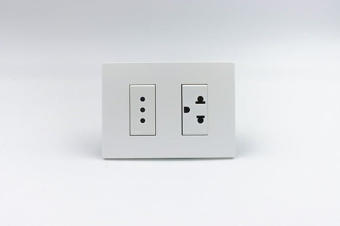 TOMACORRIENTE DOBLE (01 DE 3 EN LINEA Y 01 UNIVERSAL CON TIERRA) S33 ...