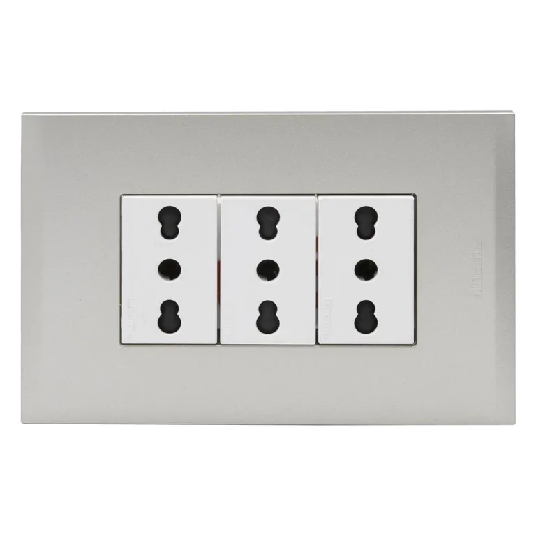 Placa armada Nóbile tomacorriente triple 10/16A color Perla | Sodimac Chile