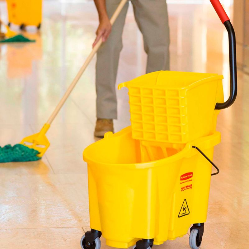 Balde escurridor con palanca Wavebrake® 26 Litros Amarillo Rubbermaid ...