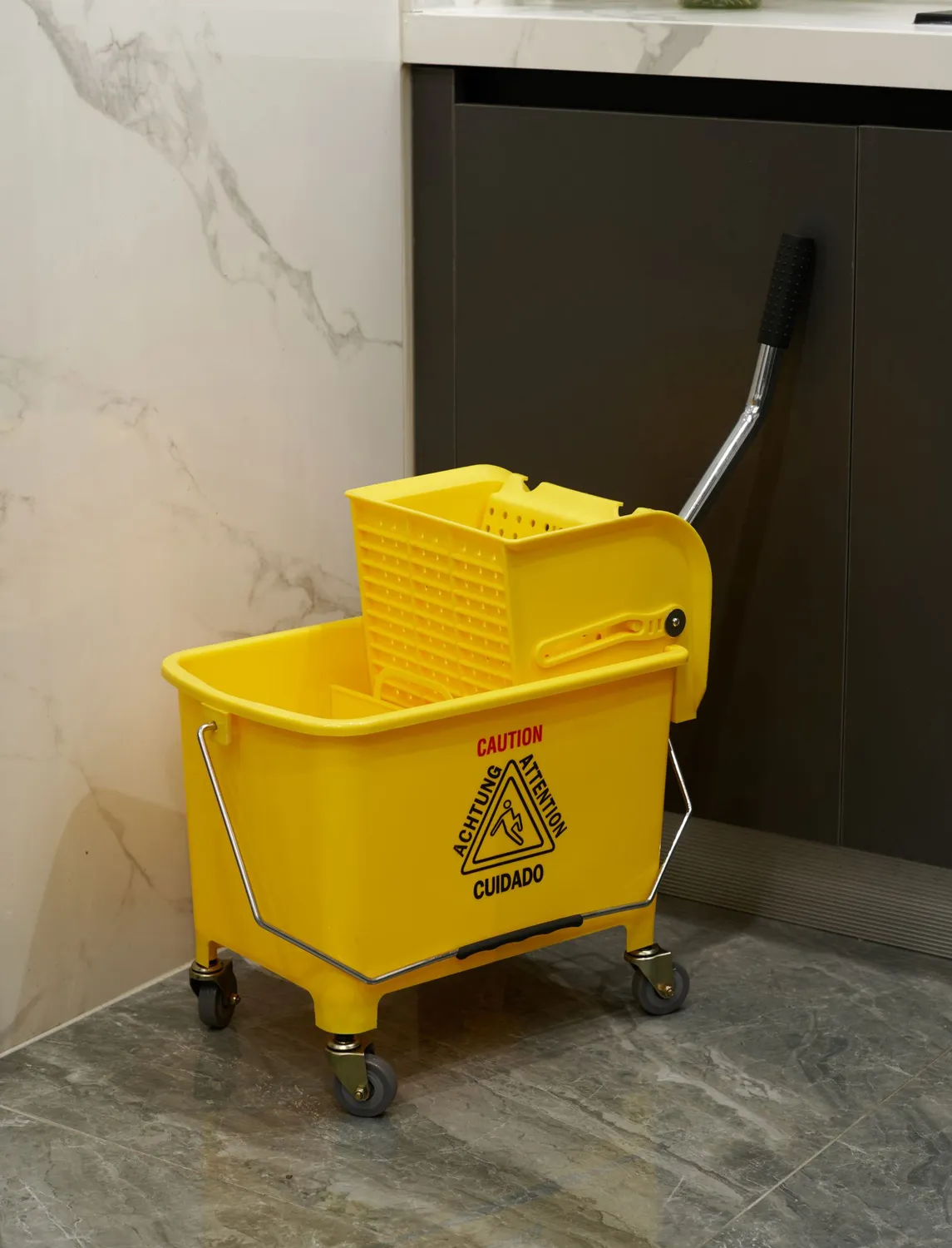 Balde con Exprimidor y Palanca 19 Litros Amarillo Kleine - Homecenter ...